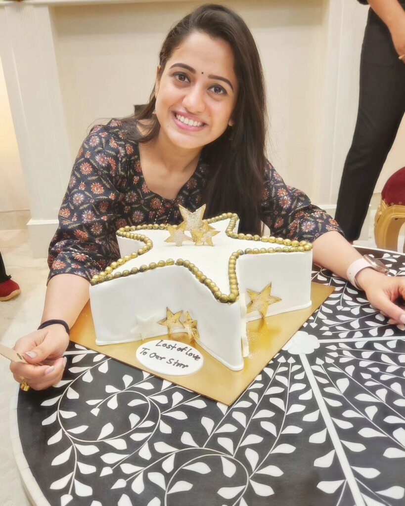 Elina Samantray Biography - Age, Height, Career, Net Worth
